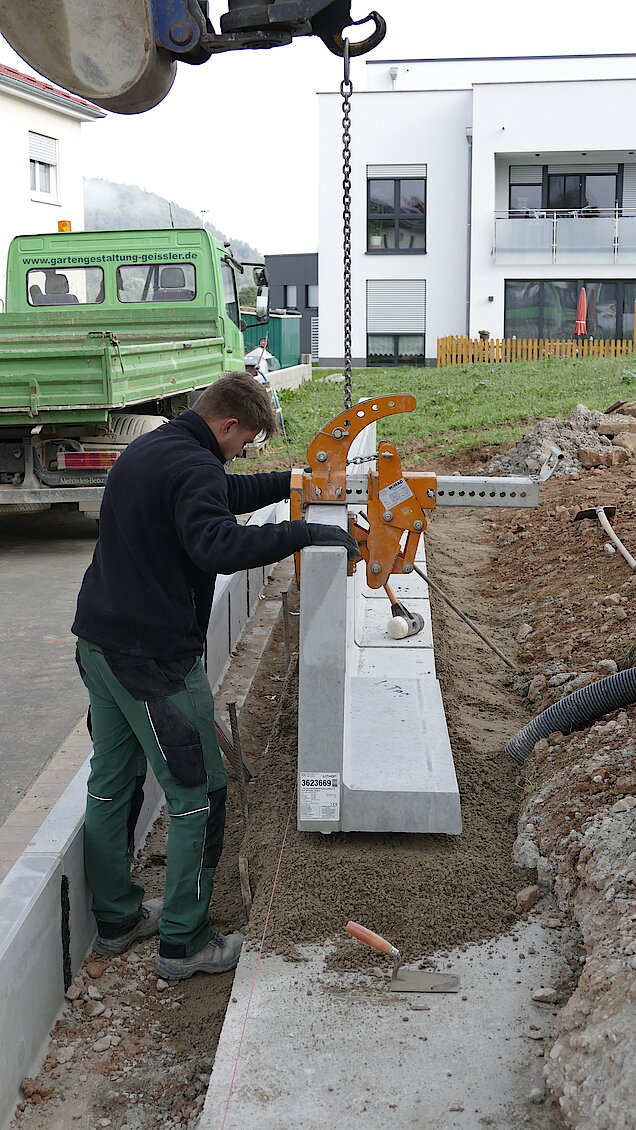 Flat Grab for the safe transport of concrete parts.: WIMAG GmbH